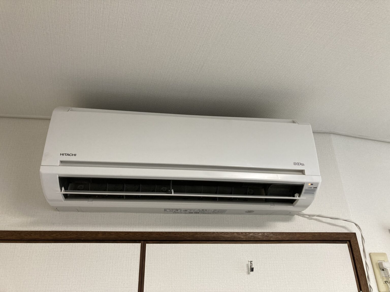 カイロプラクティックサロンでエアコンクリーニング 日立：RAS-AJ25E(W) | はなえハウスクリーニング